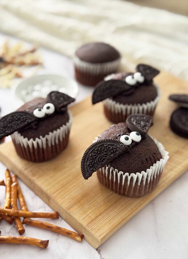 Cutest Halloween Oreo Bat Cupcakes Recipe - Urban Mamaz